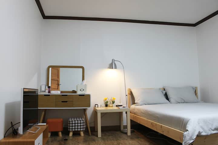 Gs01_2min's From Hongdae St. Exit 5 +Free Storage - 신창면