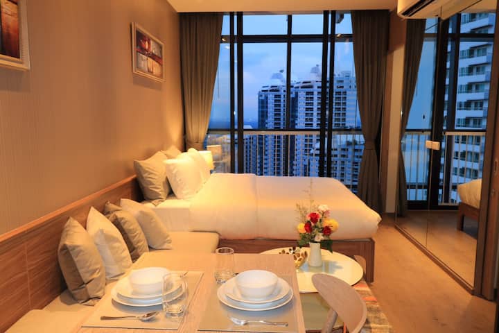 Modern High-rise Studio In Trendy Phrom Phong - Bangkok
