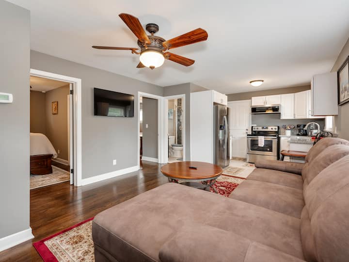 Downtown’s Queens (Pad 1 & 2) - 4br + 2 Sofa Bed - Winston-Salem, NC