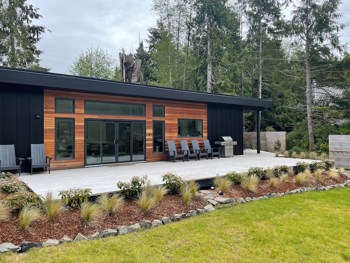 Modern Surf Cabin / Great Location / 4 Bed, 2 Bath - Tofino