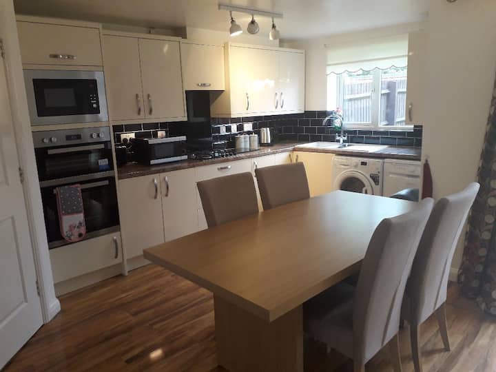 5 Bed House & Free Secure Parking, Quiet Location - Wolverhampton