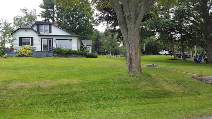 Compostela Waterfront Cottage In Prince Edward County - Prince Edward