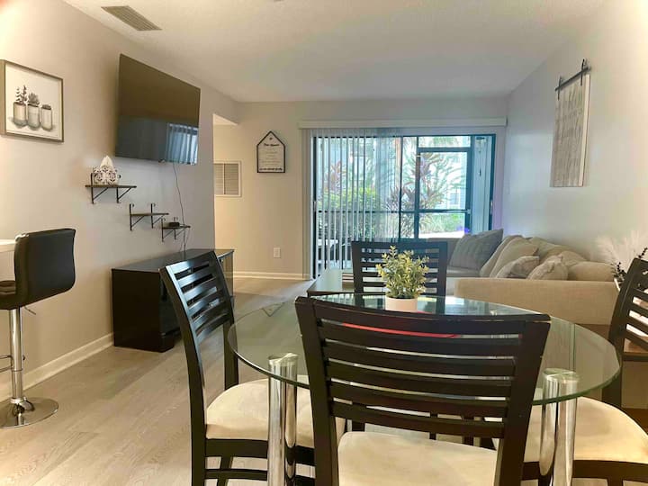 2 Bedroom Illuminating Abode - Orlando, FL