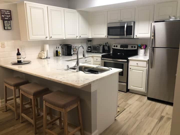 Fort Myers 2nd Flr Lakefront 3/2 Resort Condo - Fort Myers, FL