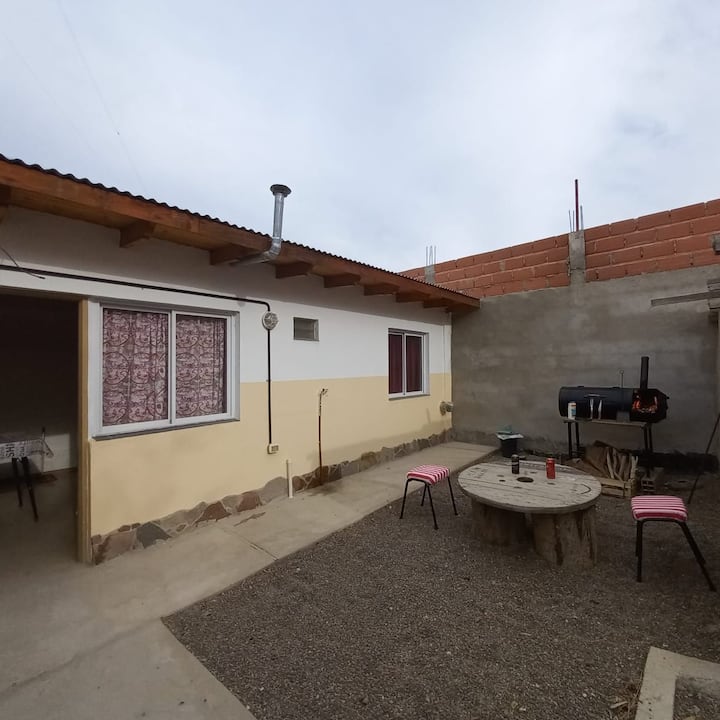 Casa De Un Ambiente Con Patio Y Cochera - Puerto Madryn