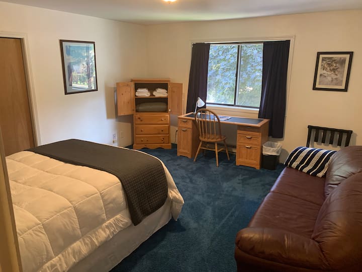 Perry Room - Near I-84 - La Grande, OR