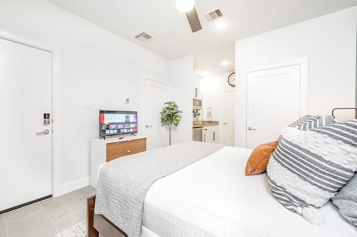 5 Star - Private Suite In Home - Central Location! - Houston, TX