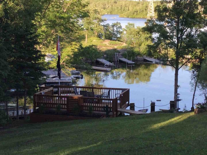 Breathtaking Views On Lee River Waterfront - Pinawa