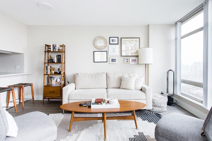 Executive Comfort Only 1 Block From Robson Street - Vancouver