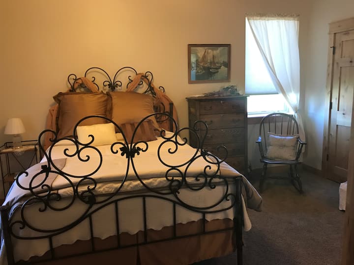 Van Dyke Acres: Main Floor - Lg Rm & Private Bath - Bozeman, MT