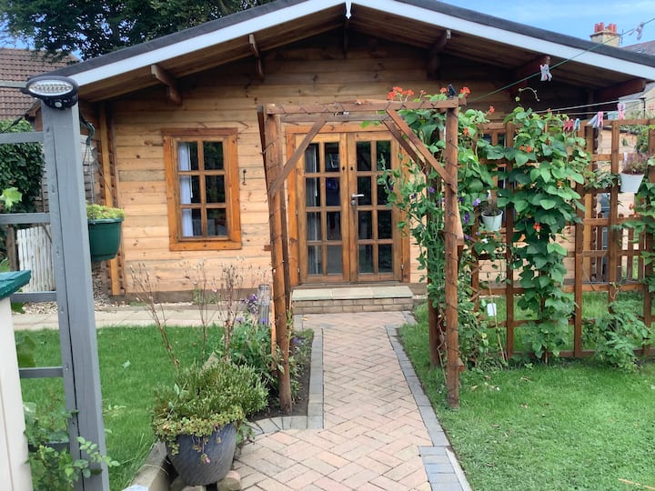 2 Bedroom Cabin 10 Min Walk To Sea & 8 Train Stn - Deal