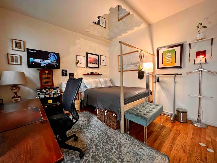 Artsy Private Room W-firescape - Manhattan, NY