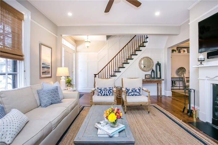 Stylish Historic Hill Home With Offstreet Parking - Newport, RI