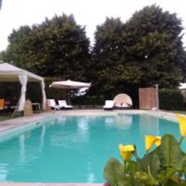 Un Petit  Coin De Jardin à Près De La Ville - Crema