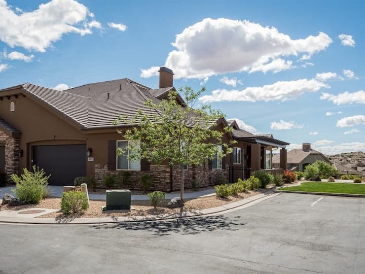 Crystal Pools, Blue Sky, Green Fairways, Red Sands - Washington, UT