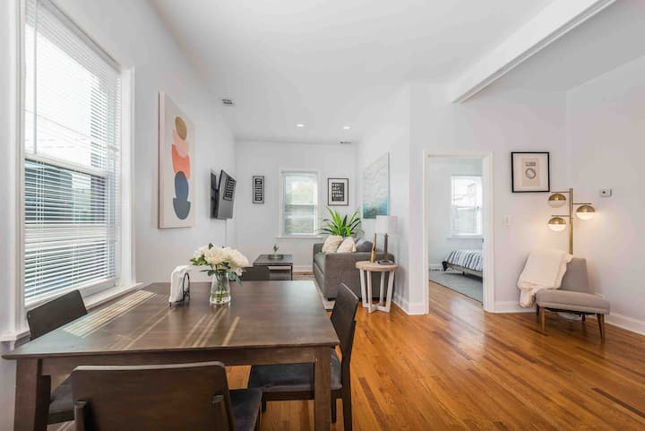 Roomy Getaway Located In Vibrant Lincoln Park - Chicago, IL