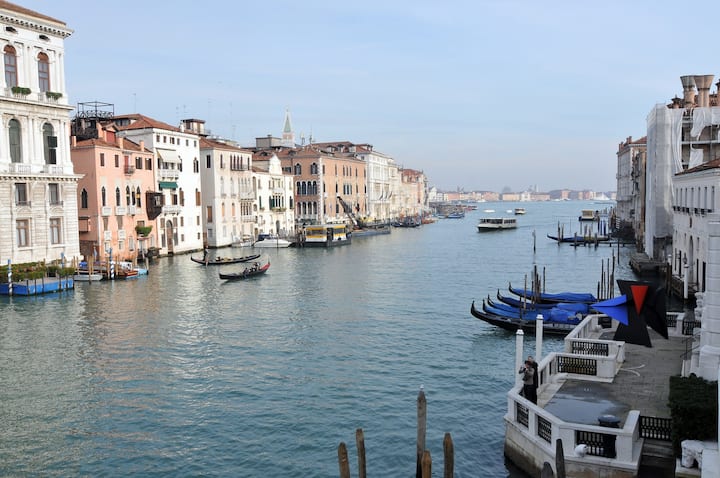 Impresionantes Vistas Sobre El Gran Canal Y El Jardín De Guggenheim - Venecia