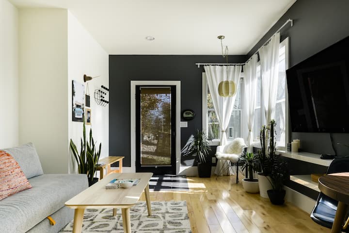 Rustic Designer Suite Near City Center - Nashville, TN