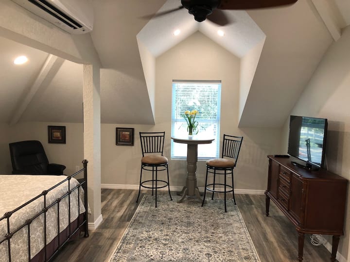 New Smyrna Beach Inn-2nd Floor Loft Apartment - New Smyrna Beach, FL