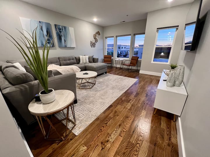 ⭐️ Rooftop Deck | ⛰Sunset Views 🌃 | Garage 🚗 | New! - Chattanooga, TN