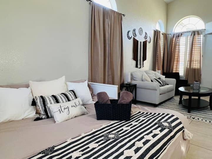 Spacious Studio With King Bed! - Fallbrook, CA