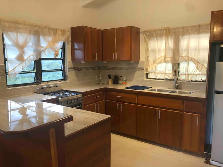 Cheerful 2-bedroom Home 5 Mins From Airport/town - Saint Thomas