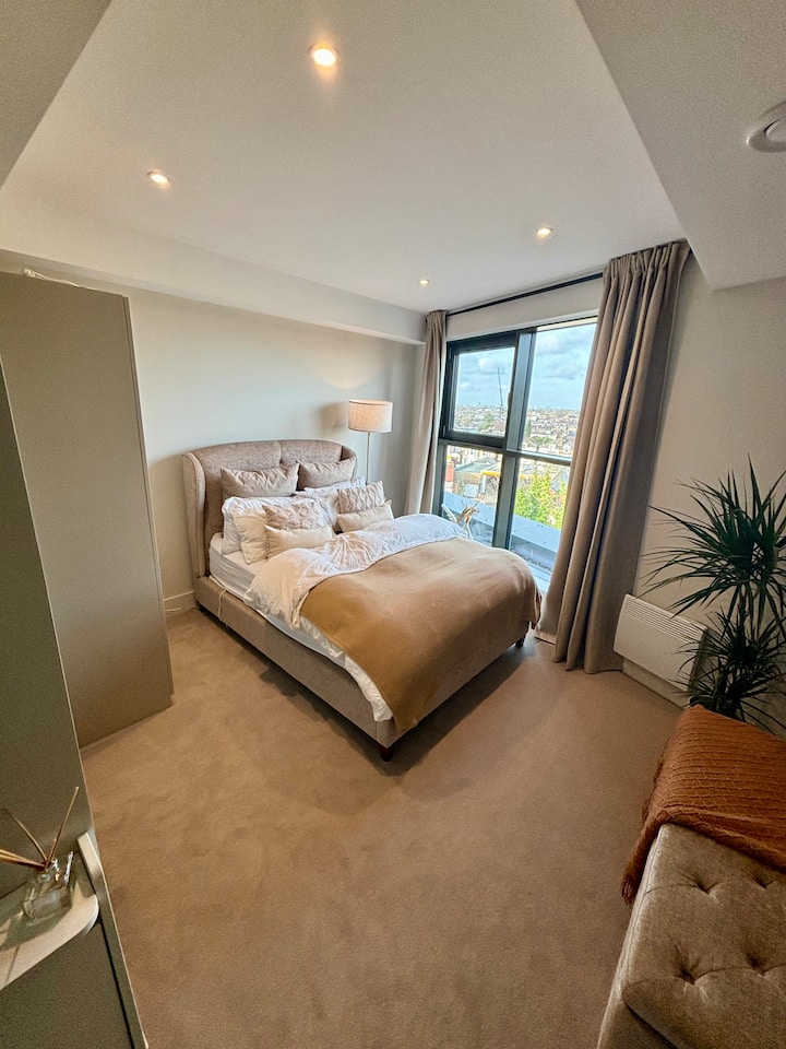 Private Ensuite Bedroom In Top Floor Apartment - Surbiton
