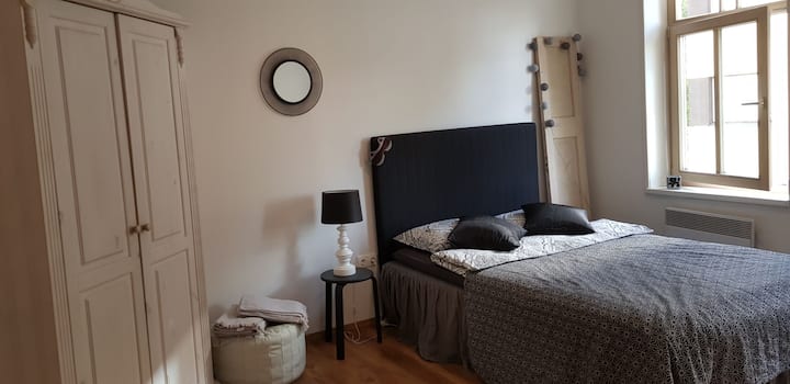 The Cozy Sunny Black And White Studio - Talin