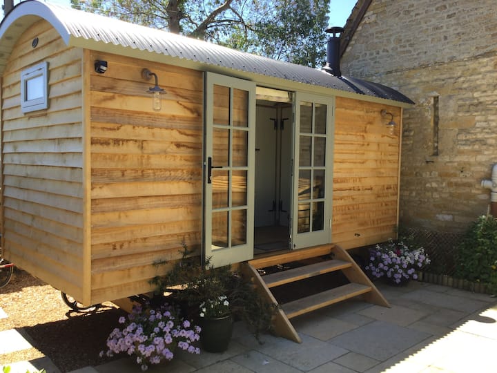 The Shepherd Hut, Ford. Cheltenham - Cotswolds