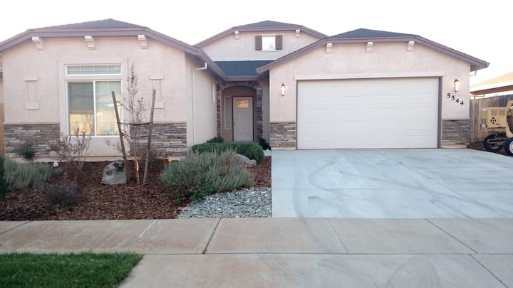 Redding Retreat For Large Family / Entire House - Redding, CA