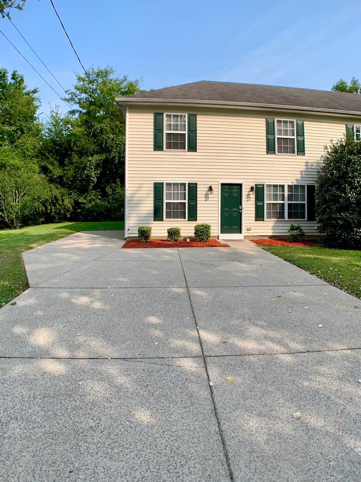 Cozy 3 Bed/2.5 Bath In The Heart Of Murfreesboro - Murfreesboro, TN