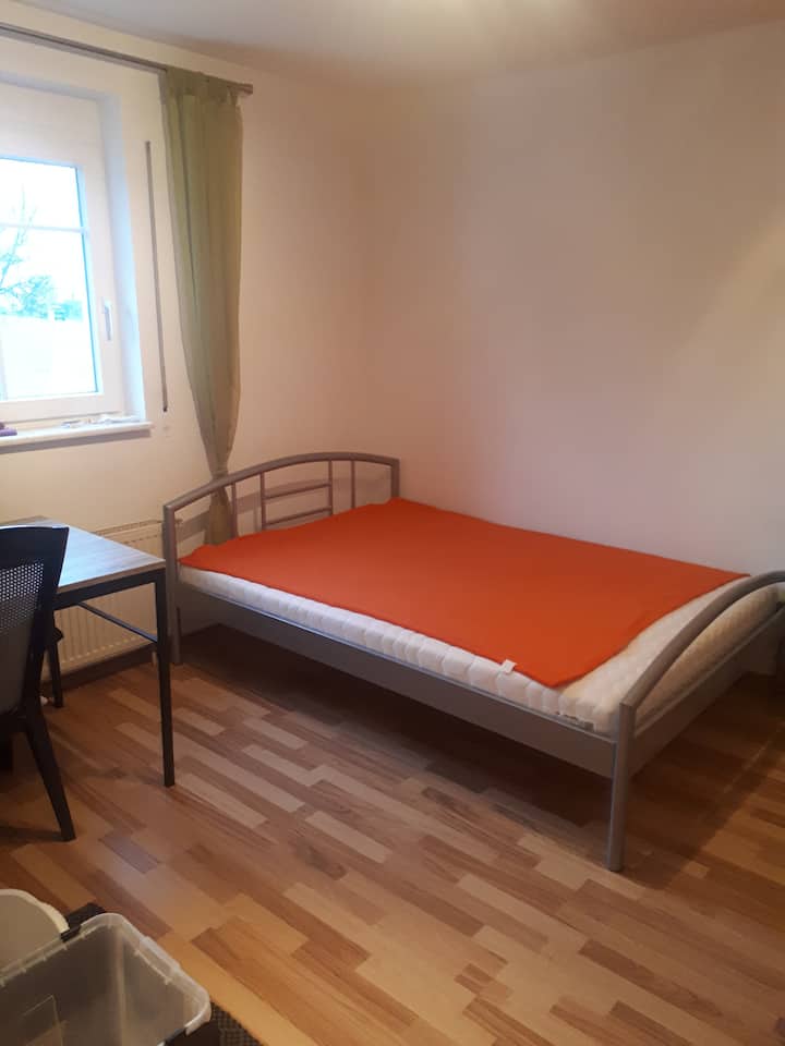 Gemütliches Zimmer Sauber Und Preiswert - Landshut