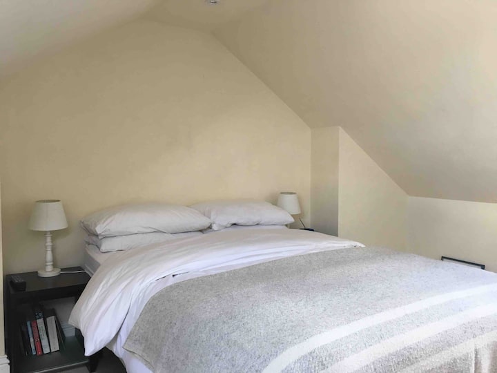 Bright Loft Room With En Suite - Bath