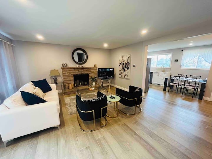 Beautiful Renovated 4 Bedroom Home With 4 Parking - Britannia Beach