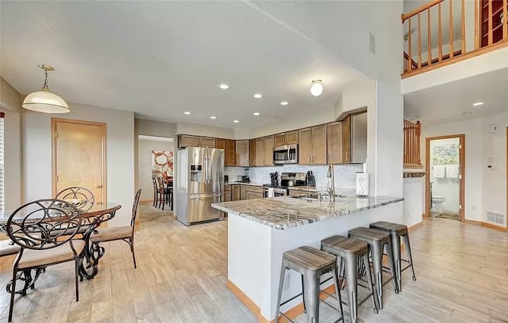 Mountain View! Near Park And Rec Center W/ Pool! - Colorado Springs, CO