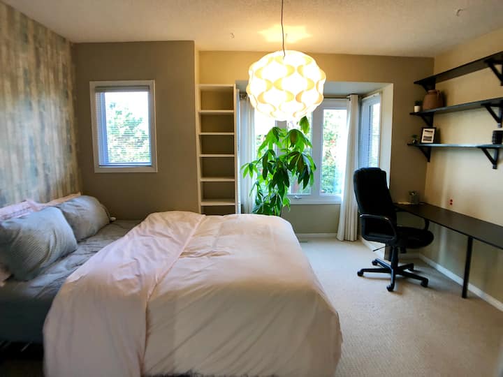 Spacious Bright 1500 Sq Foot Burlington Townhouse! - Burlington