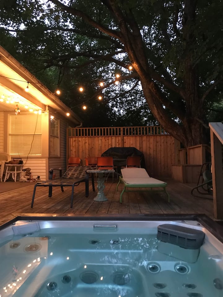 Charming Wilson Park Home W/hot Tub And Great Deck - Fayetteville, AR
