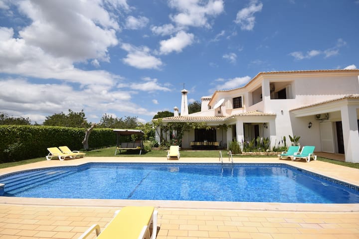 Villa De Luxe, Piscine Privée, Jardin à Ferreiras. - Albufeira
