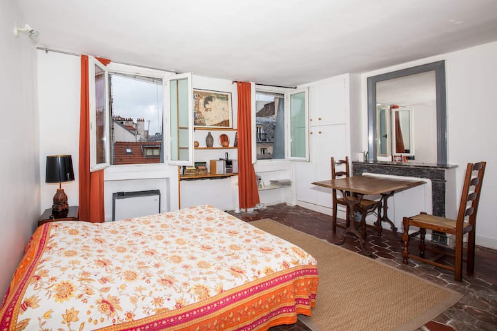 Sous Les Toits De Montmartre Centre De Paris - Paris