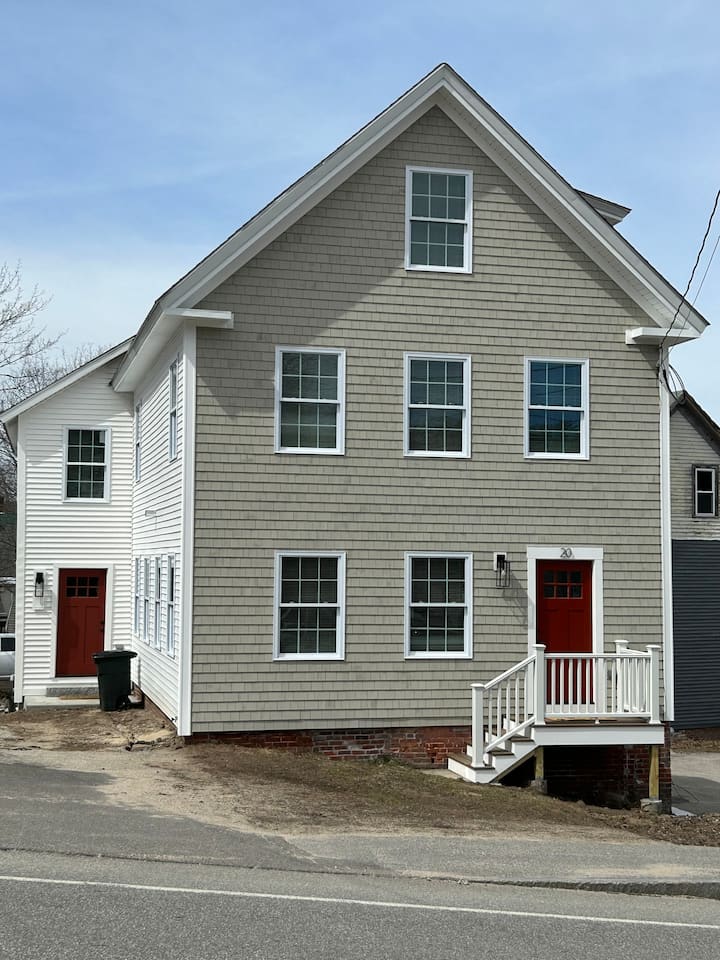 Brand New. In-town. Sleeps 8+ - Wolfeboro, NH