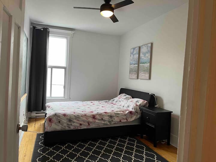 Spacious And Bright - Perfect Location ! - Lasalle