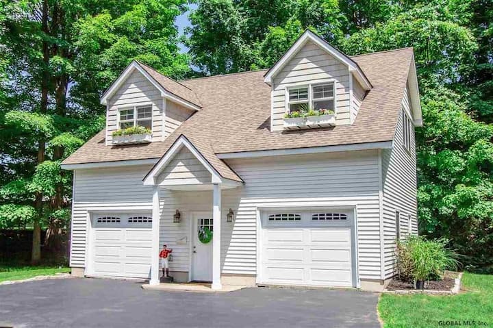 Charming Carriage House On Loughberry Lake - Saratoga Springs, NY