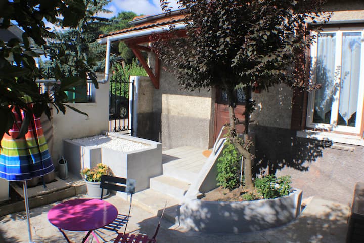 Maison Calme Avec Cour Fleurie - ibis Lyon Est Bron