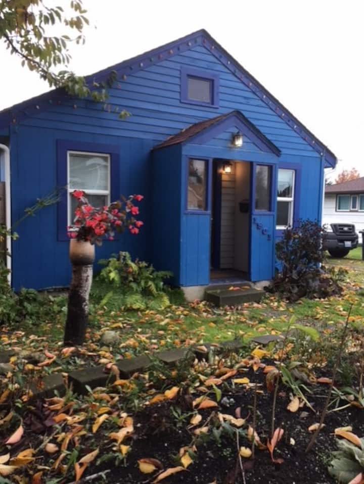 Rustic Gardener's Cottage - Mount Vernon, WA