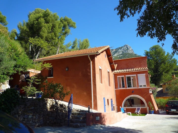 Villa De Caractère, Entre Pins Et Monts - La Garde