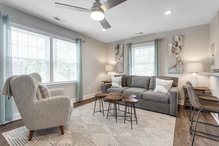Newly Renovated & Modern 1br Condo - Unit 4 - Marymount University, Arlington
