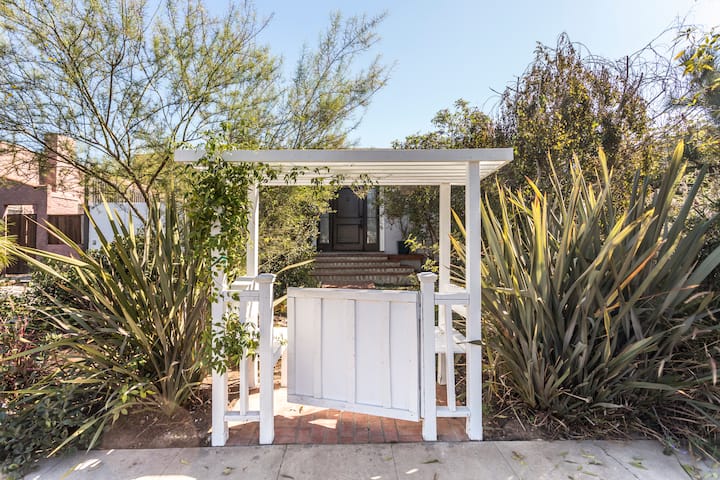Pool Oasis In Vintage Craftsman House - Palms - Los Angeles