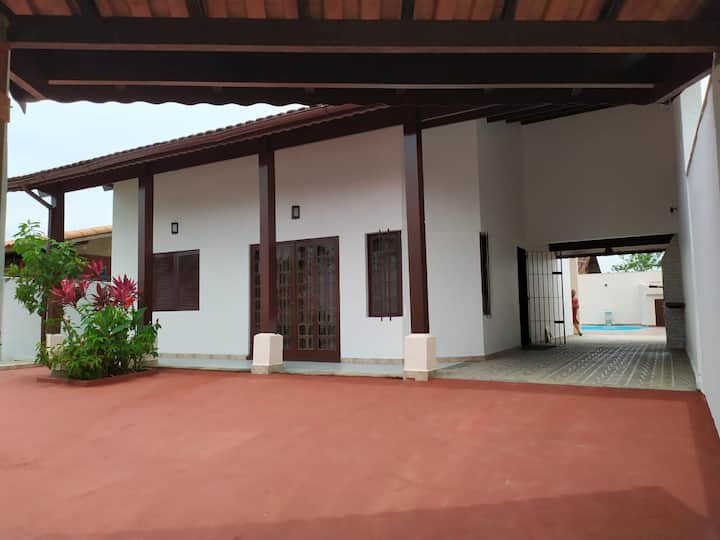 Casa Com Piscina Em Peruibe - Peruíbe