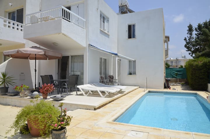 Peaceful Townhouse With Private Pool Near The Sea - 帕福斯