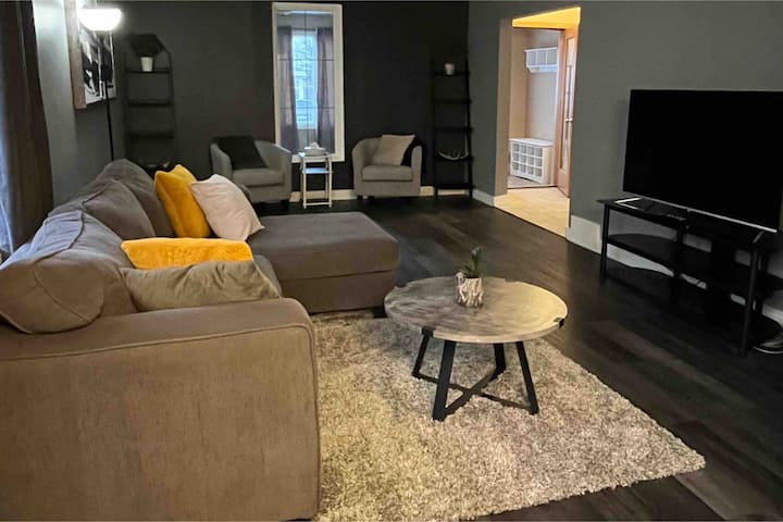 Cozy 2 Bedroom Home With Fenced Yard & Deck - Thunder Bay